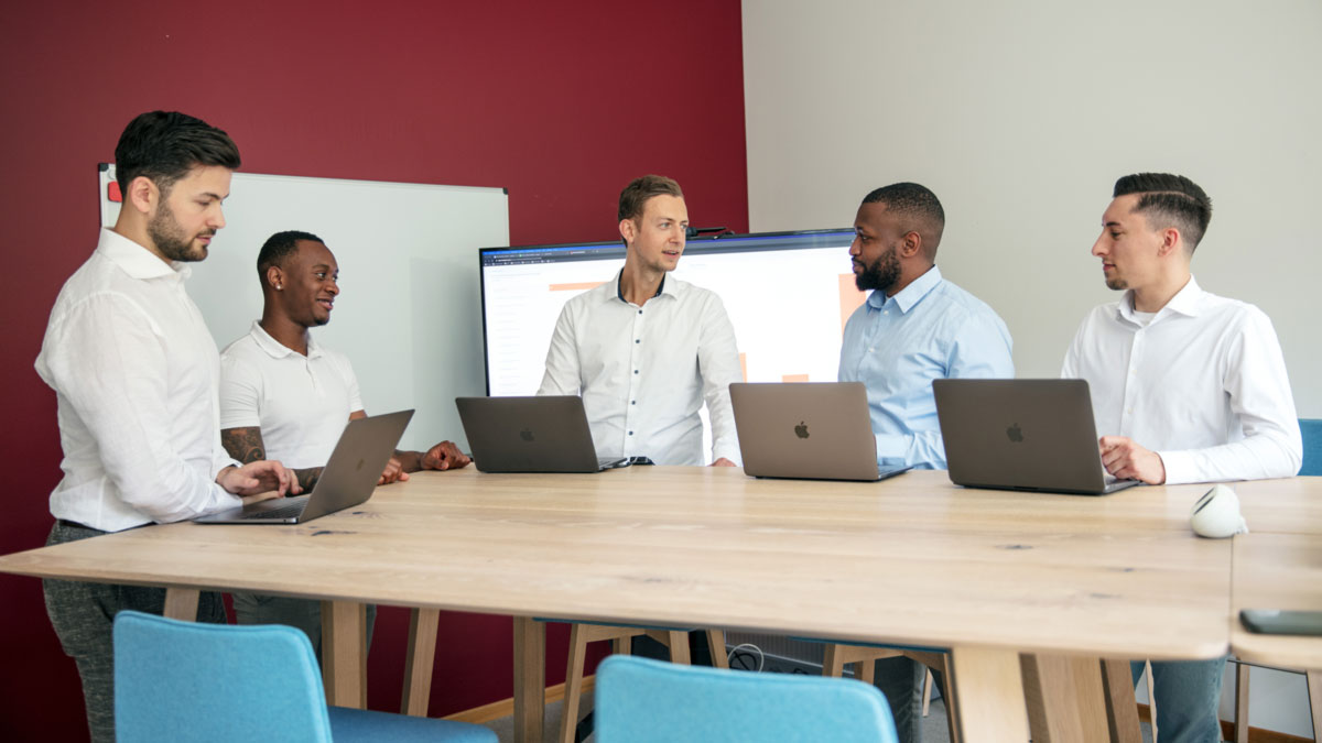 Oliver Otte und Leon Desch: Mehr qualifiziertes Personal für ihre Kanzlei